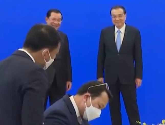 រដ្ឋមន្ត្រីកសិកម្មកម្ពុជា ឌិត ទីណា និងអគ្គនាយករដ្ឋបាលគយចិន Yu Jianhua ...