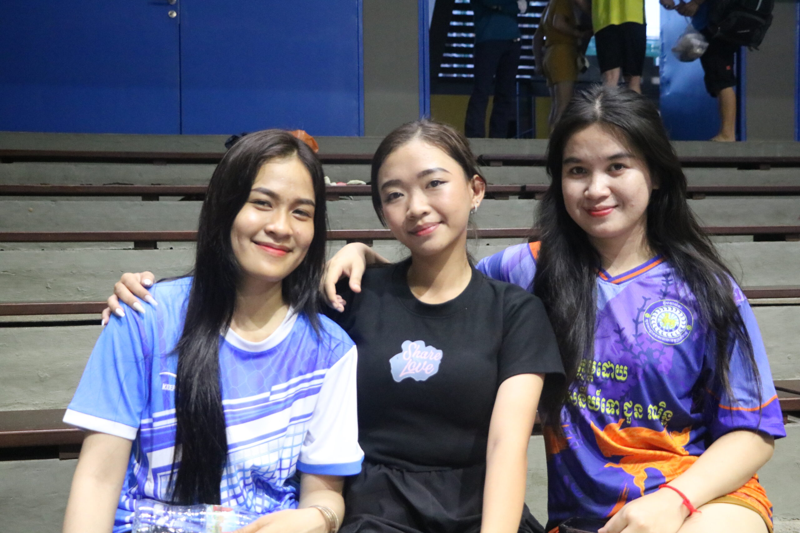 អ្នកគាំទ្របាល់ទះជាតិម្នាក់រំឭកអនុស្សាវរីយ៍បំភ្លេចមិនបាន - AMS Sports