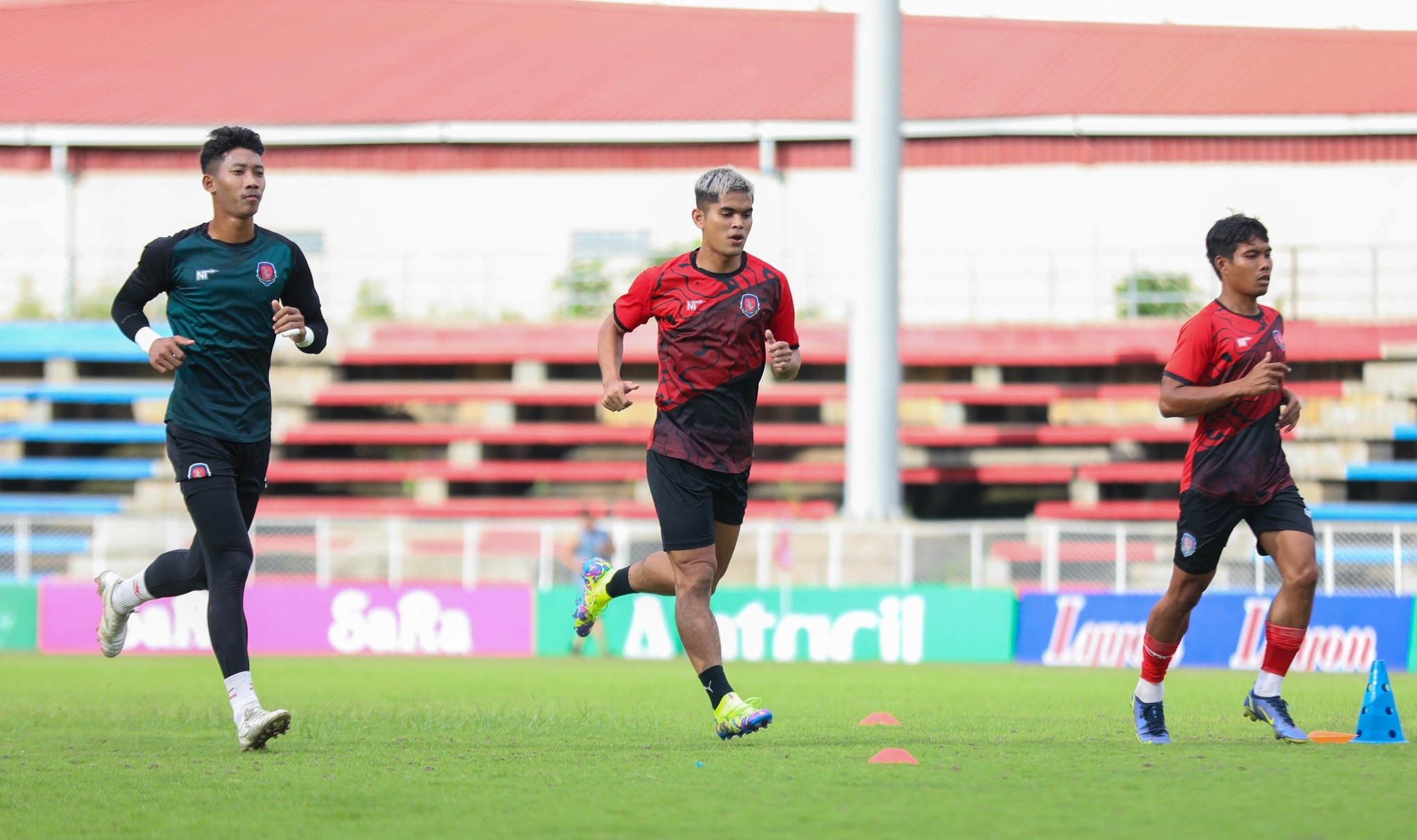 ខ្សែការពារថៃជាប់សែស្រឡាយខ្មែរបុរីរម្យ Sarayut ប្រាប់ការលំបាកពេលមកដល់ទ័ពដំបូងៗ - AMS Sports